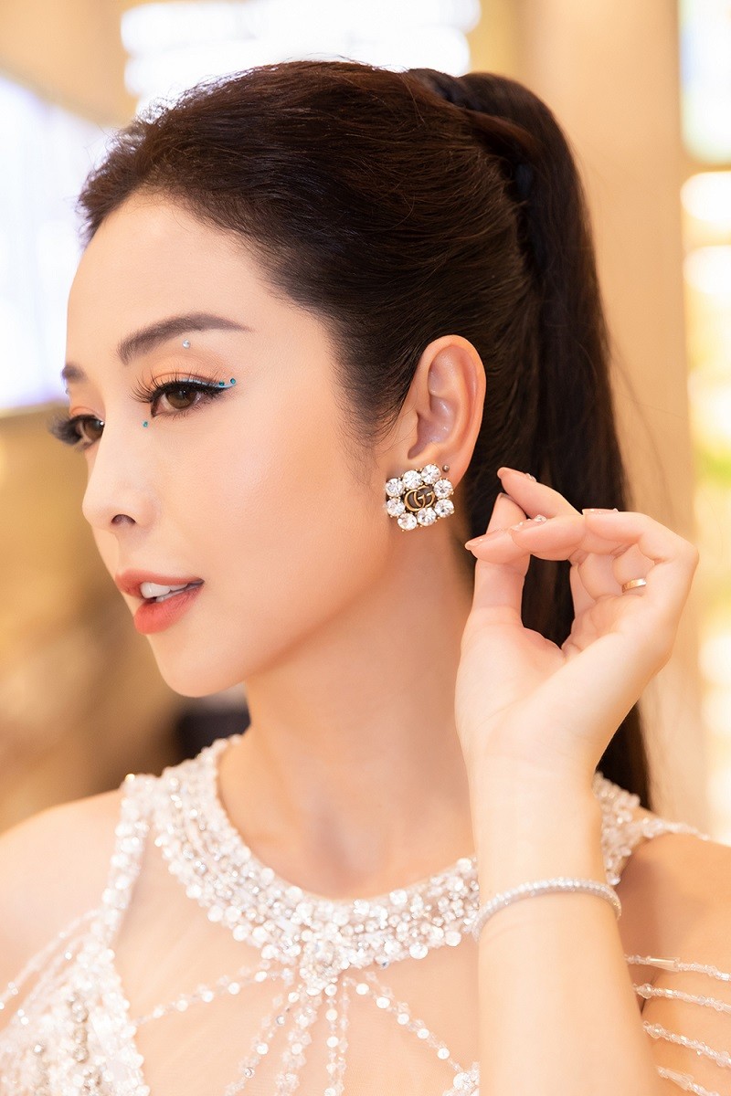 Hoa hậu Jennifer Phạm trang điểm ấn tượng cùng hoa tai lấp lánh và đầm ...