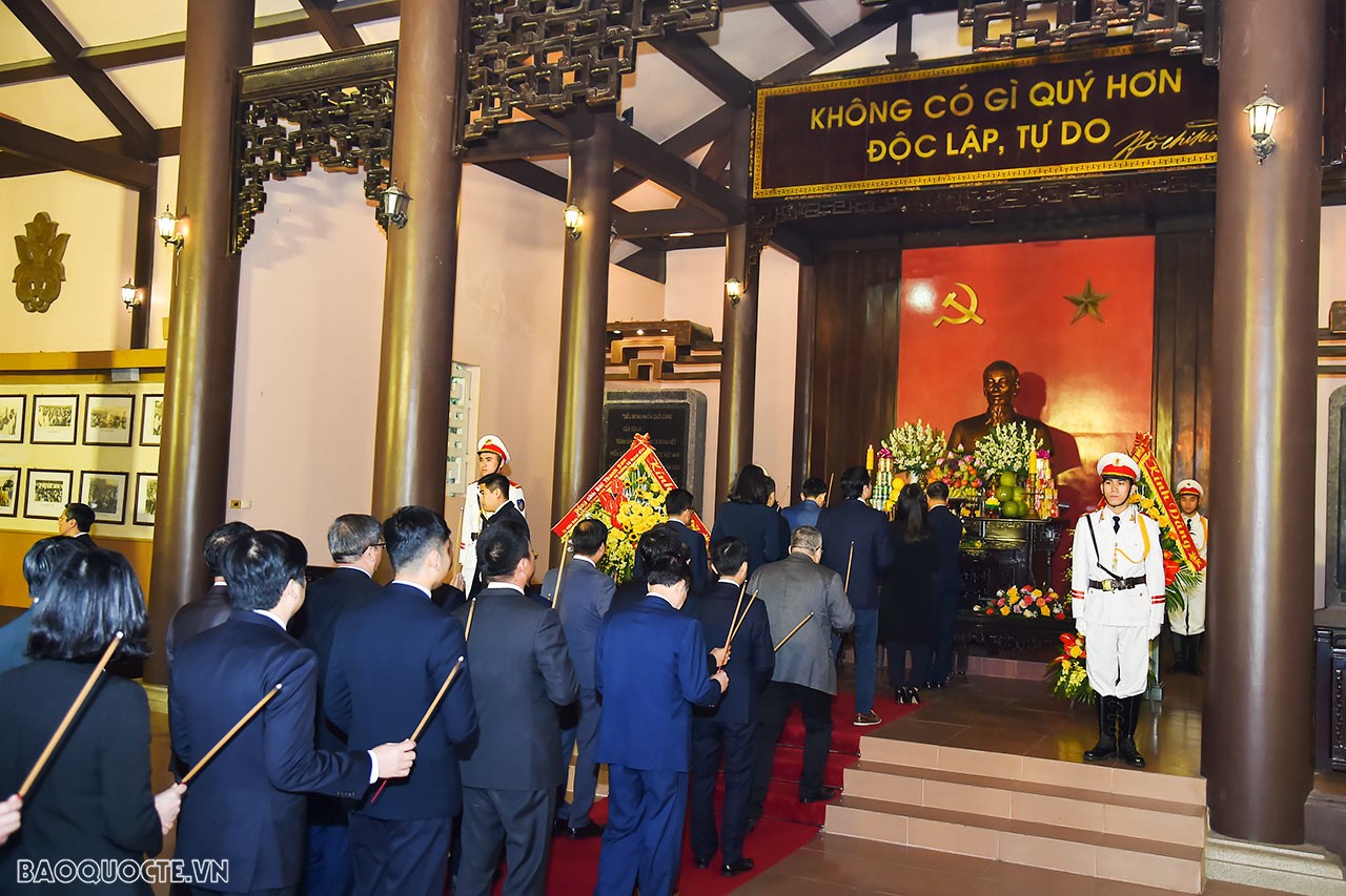 Bộ trưởng Ngoại giao Bùi Thanh Sơn dâng hương tại Khu văn hóa tưởng niệm Chủ tịch Hồ Chí Minh ...
