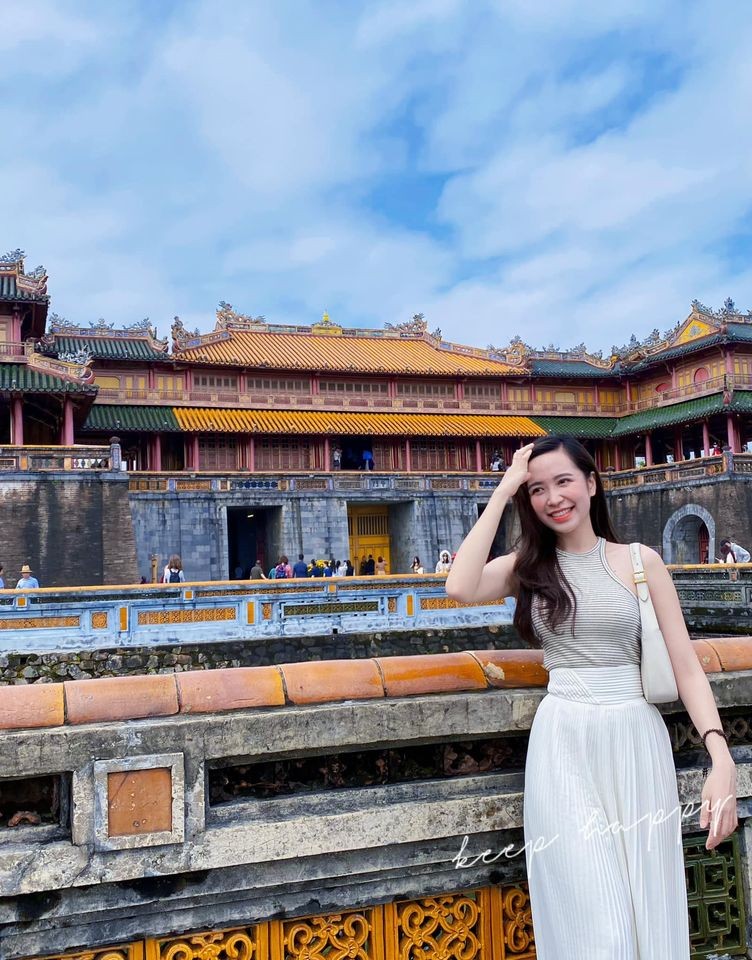 Gu thời trang ngọt ngào, tươi trẻ của diễn viên Kim Oanh phim Dưới bóng cây hạnh phúc