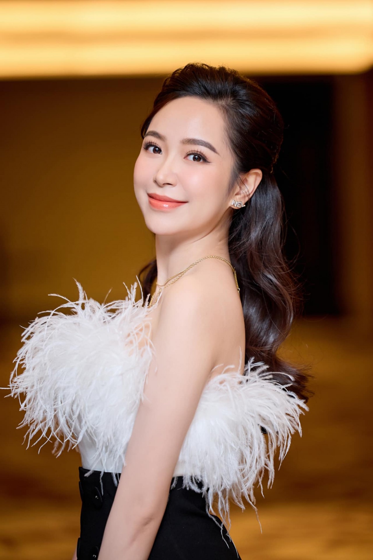 Gu thời trang ngọt ngào, tươi trẻ của diễn viên Kim Oanh phim Dưới bóng cây hạnh phúc