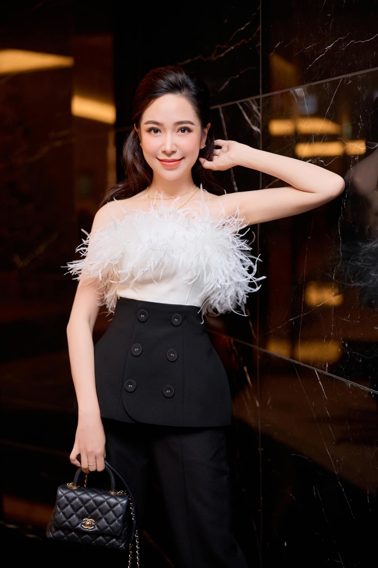 Gu thời trang ngọt ngào, tươi trẻ của diễn viên Kim Oanh phim Dưới bóng cây hạnh phúc