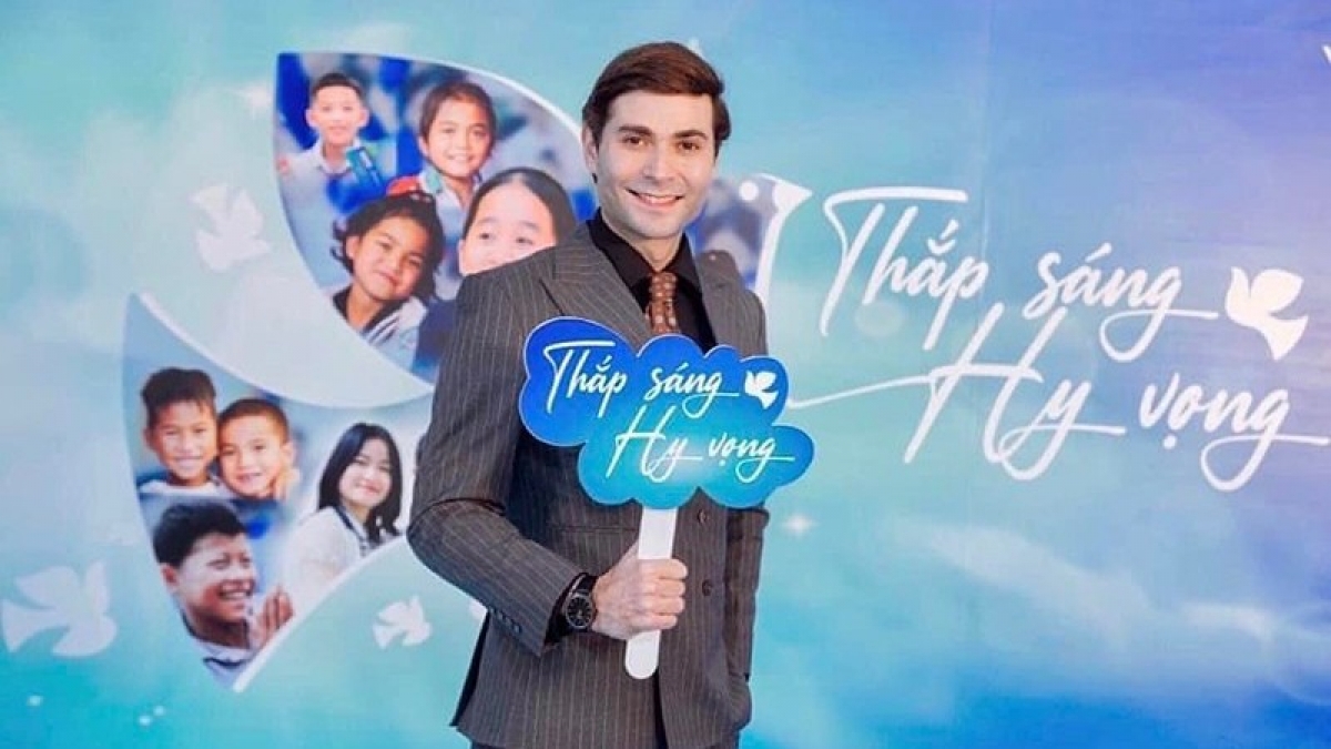 Charlie Win và hành trình đóng góp cho sự phát triển của cộng đồng và ...