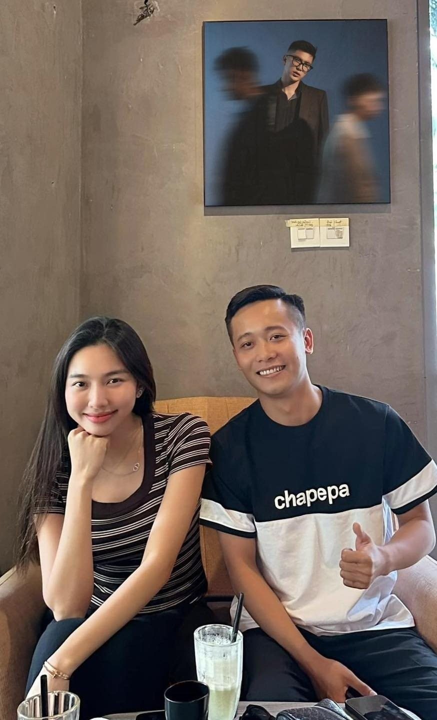 Hình ảnh Hoa hậu Thùy Tiên giản dị, thân thiết với vlogger Quang Linh khi kết hợp làm thiện nguyện