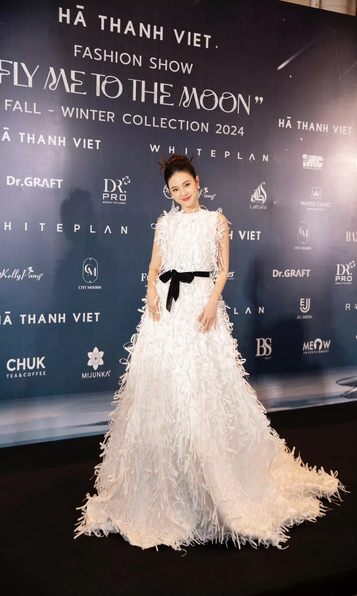 "Tan chảy" trước nhan sắc của diễn viên Midu