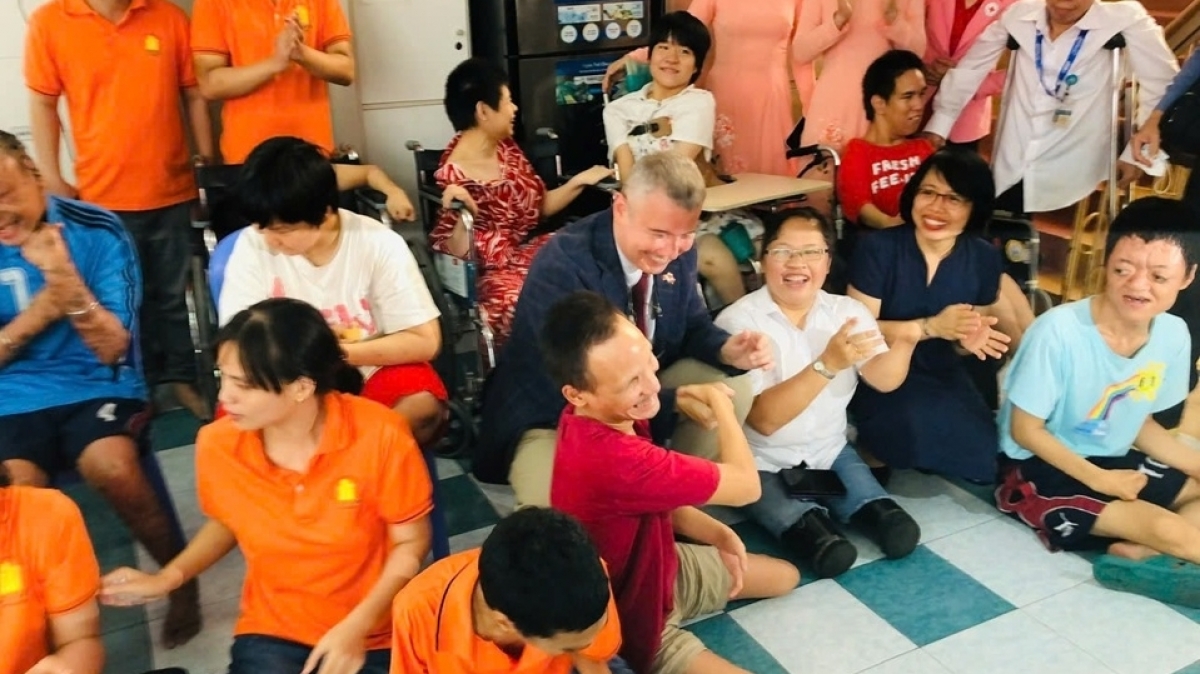 Đại sứ Karl Van Den Bossche thăm và tặng quà cho nạn nhân chất độc da ...