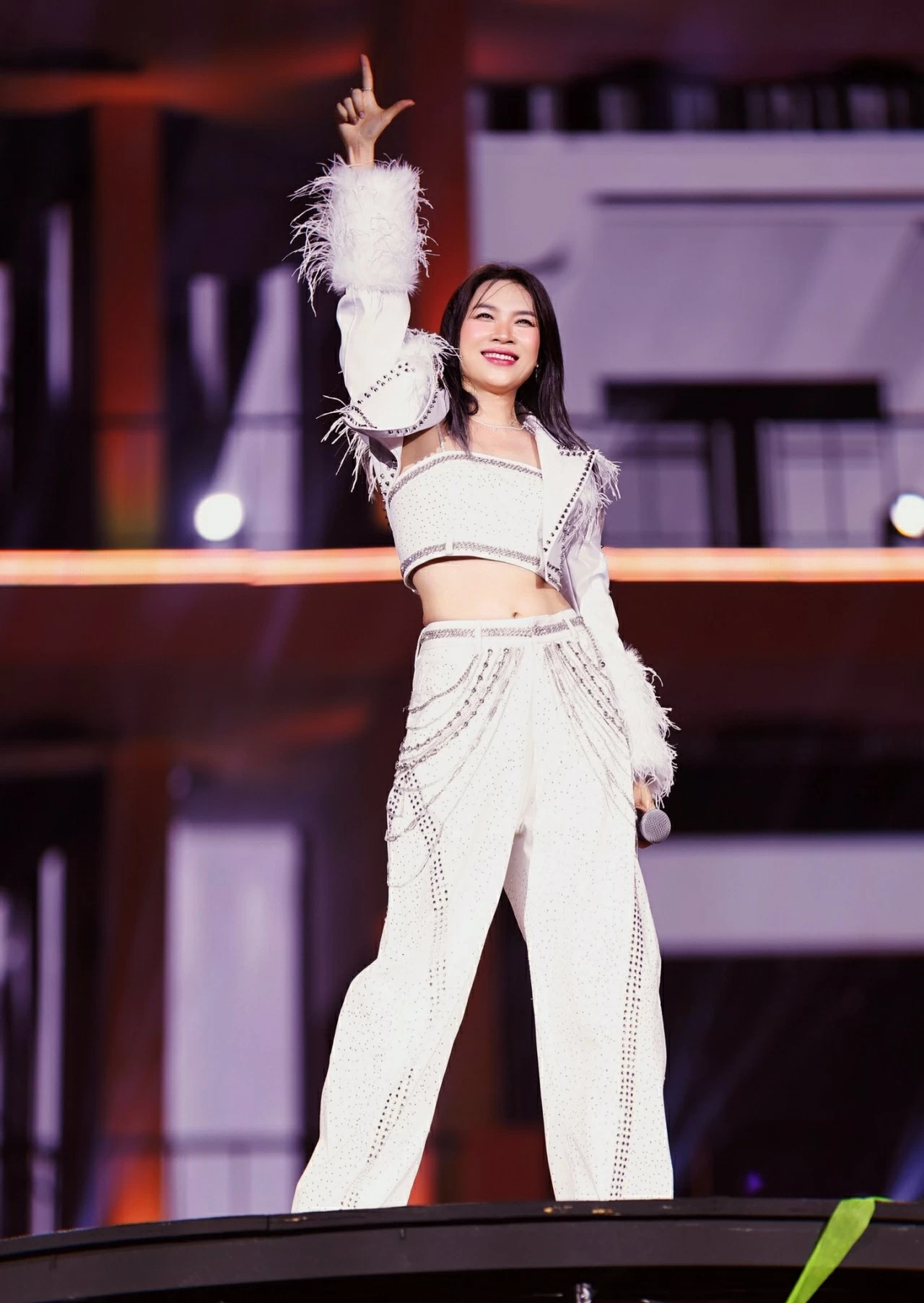 Sao Việt: Nghệ sĩ Quách Thu Phương quyến rũ, Mỹ Tâm thần thái trên sân khấu