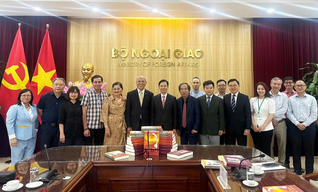 Những dấu chân không biên giới