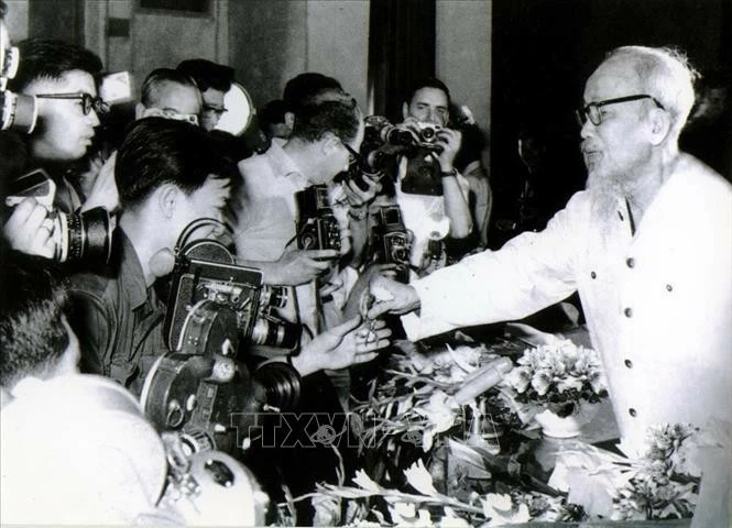 Rèn luyện phẩm chất và văn phong báo chí theo tấm gương nhà báo lớn Hồ ...