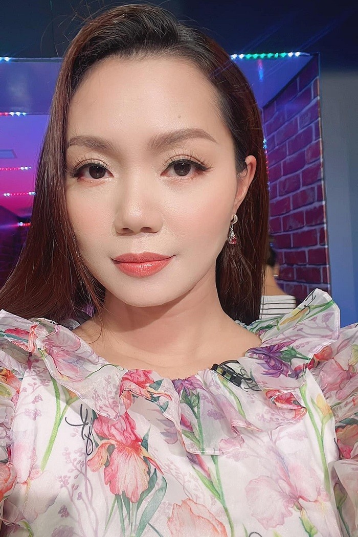 Gu thời trang rực rỡ sắc màu của ca sĩ Nguyễn Ngọc Anh