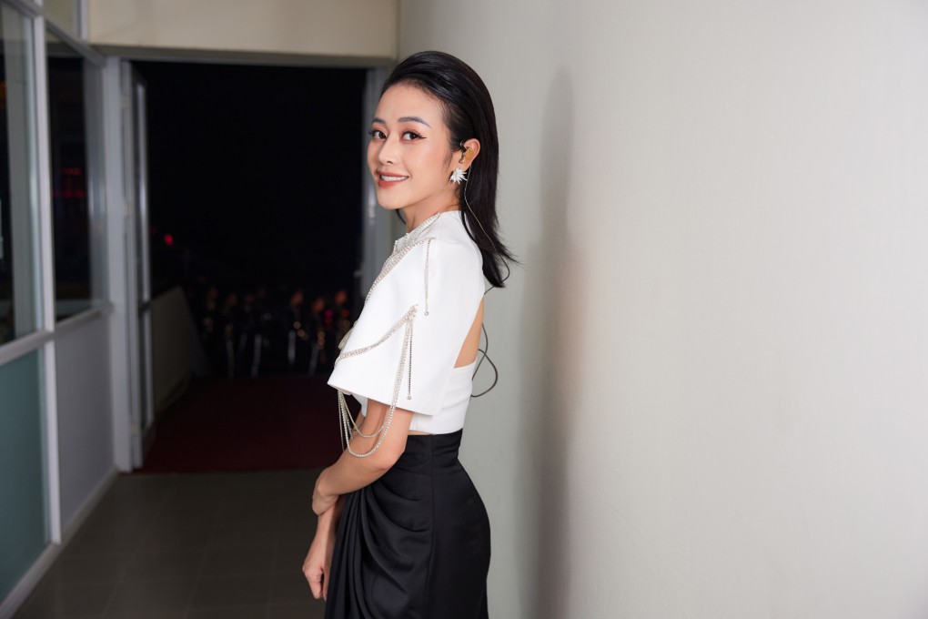 MC Phí Linh quyến rũ, linh hoạt chọn trang phục dự sự kiện