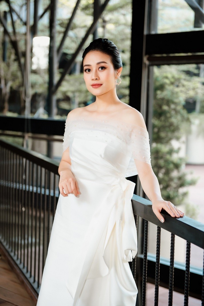 MC Phí Linh quyến rũ, linh hoạt chọn trang phục dự sự kiện