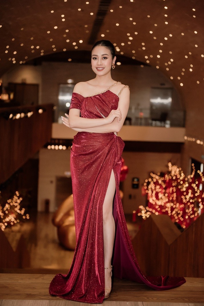 MC Phí Linh quyến rũ, linh hoạt chọn trang phục dự sự kiện