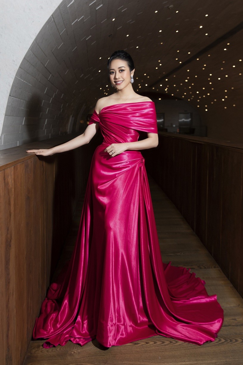 MC Phí Linh quyến rũ, linh hoạt chọn trang phục dự sự kiện